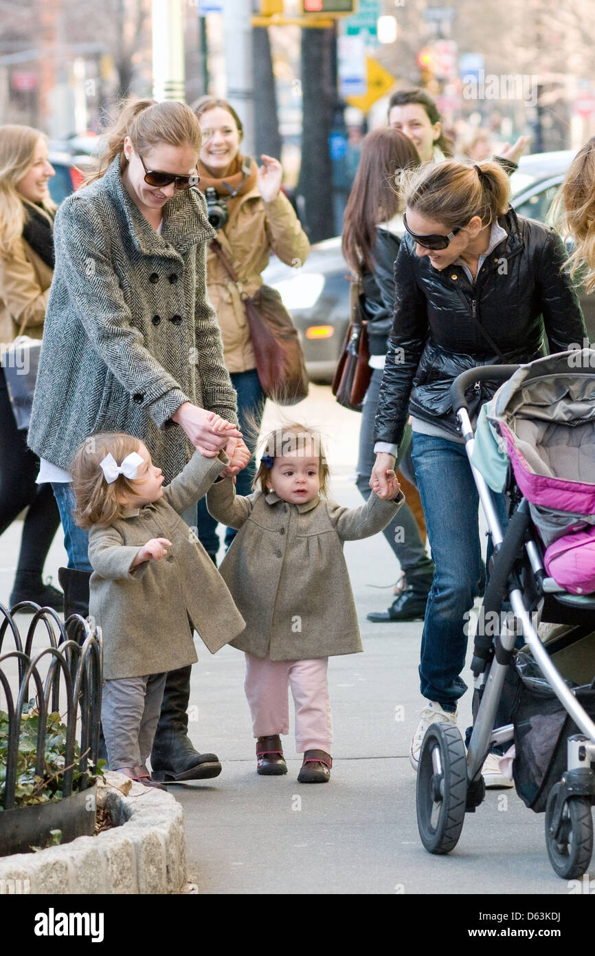Sarah Jessica Parker unterwegs in Manhattan mit ihren beiden Töchtern ...