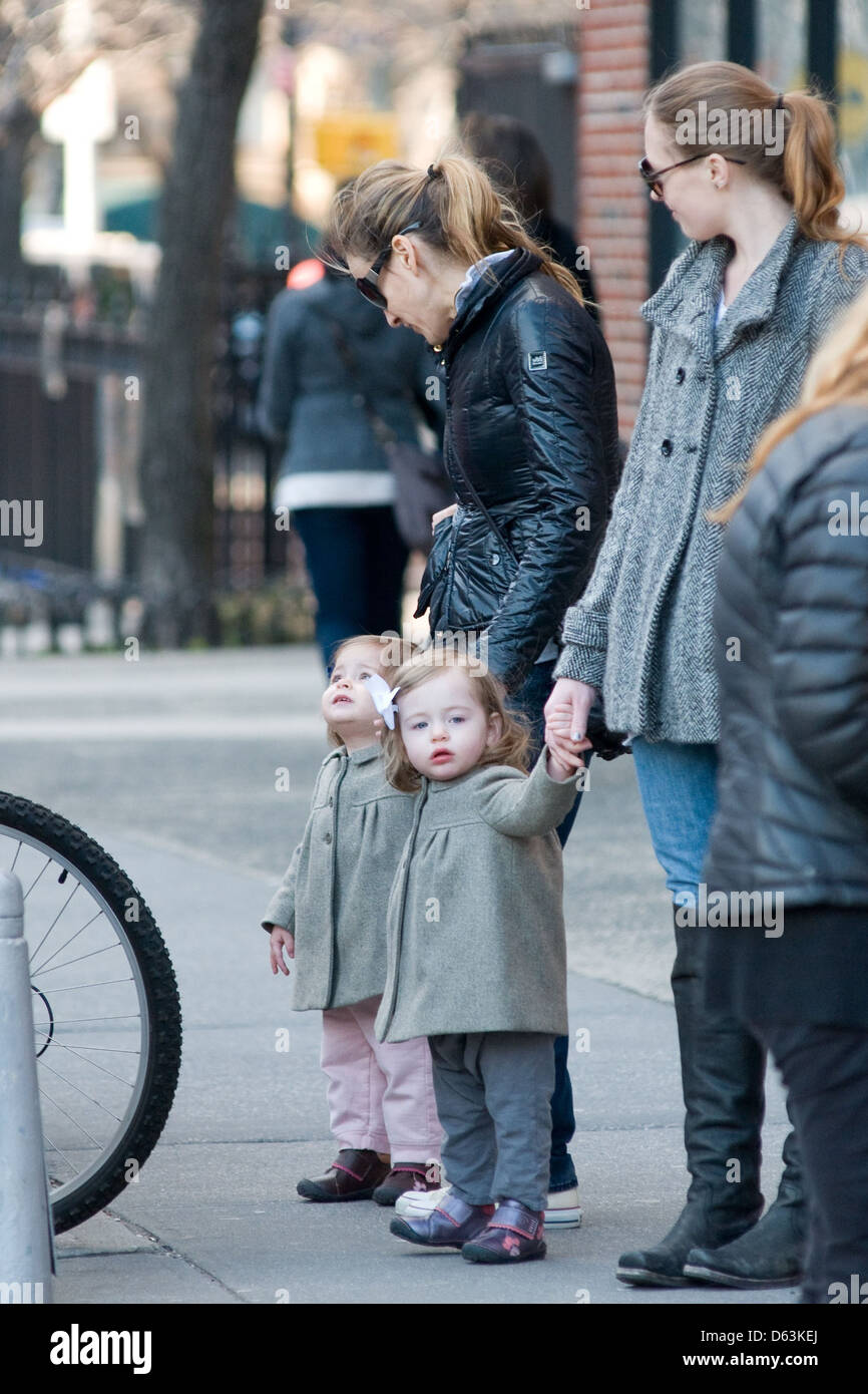 Sarah Jessica Parker unterwegs in Manhattan mit ihren beiden Töchtern ...
