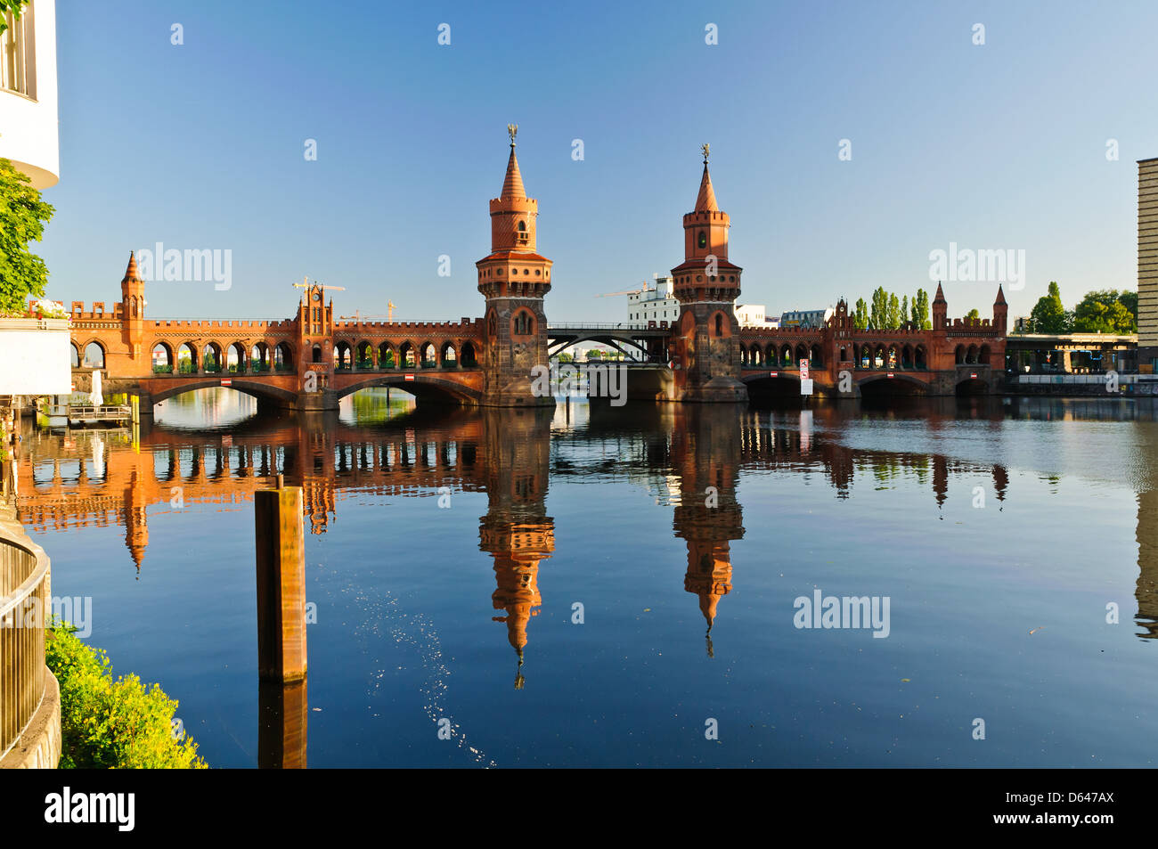 Bridge over spree river -Fotos und -Bildmaterial in hoher Auflösung – Alamy