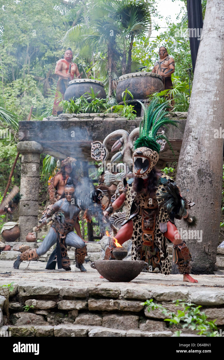 Tänzerinnen tanzen Vertreter der prä-hispanischen Maya-Kultur. Xcaret ...