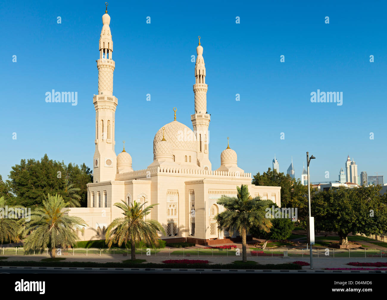 Die jumeirah moschee in dubai -Fotos und -Bildmaterial in hoher ...