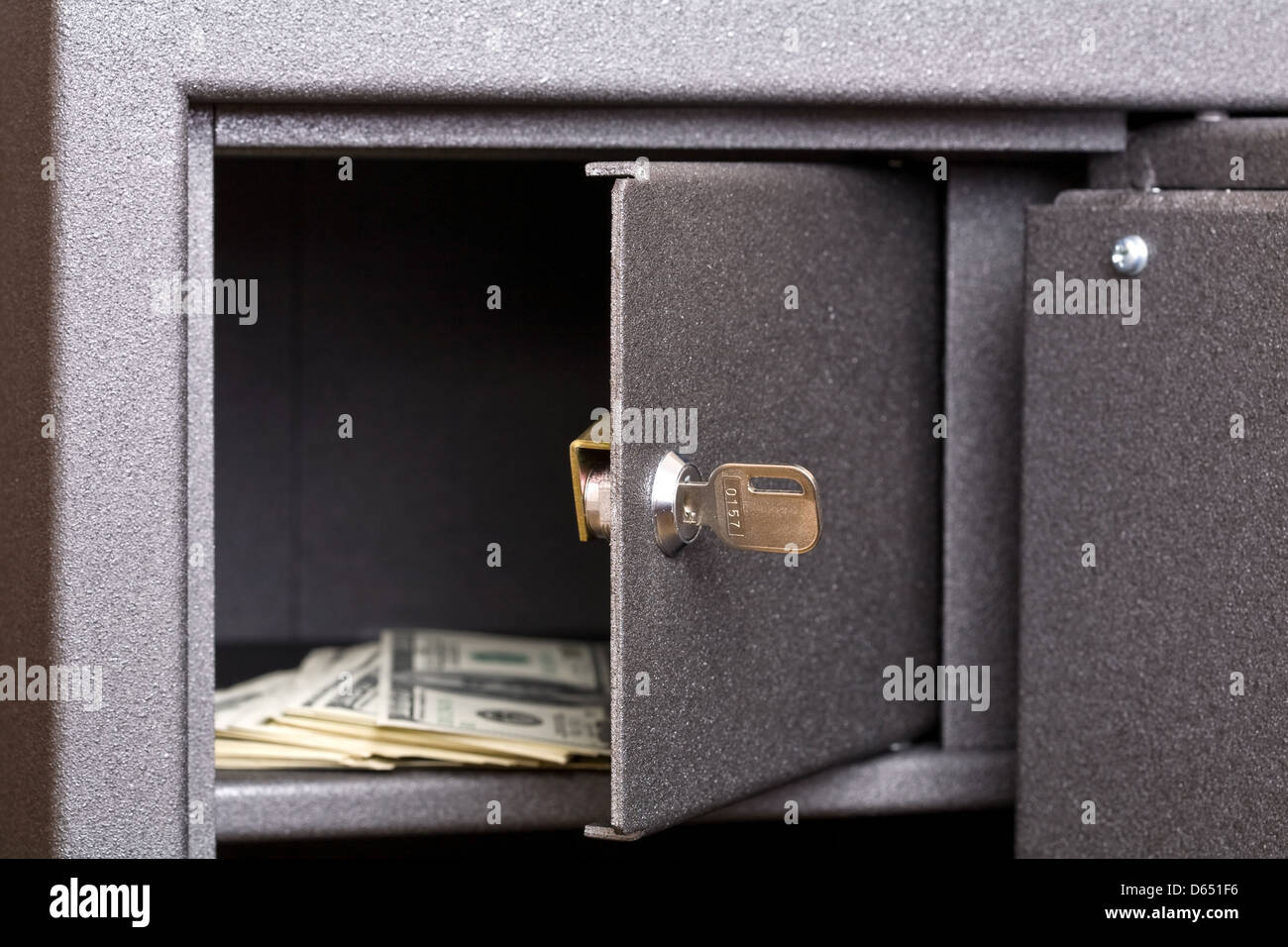 Geldschrank safe offen -Fotos und -Bildmaterial in hoher Auflösung – Alamy