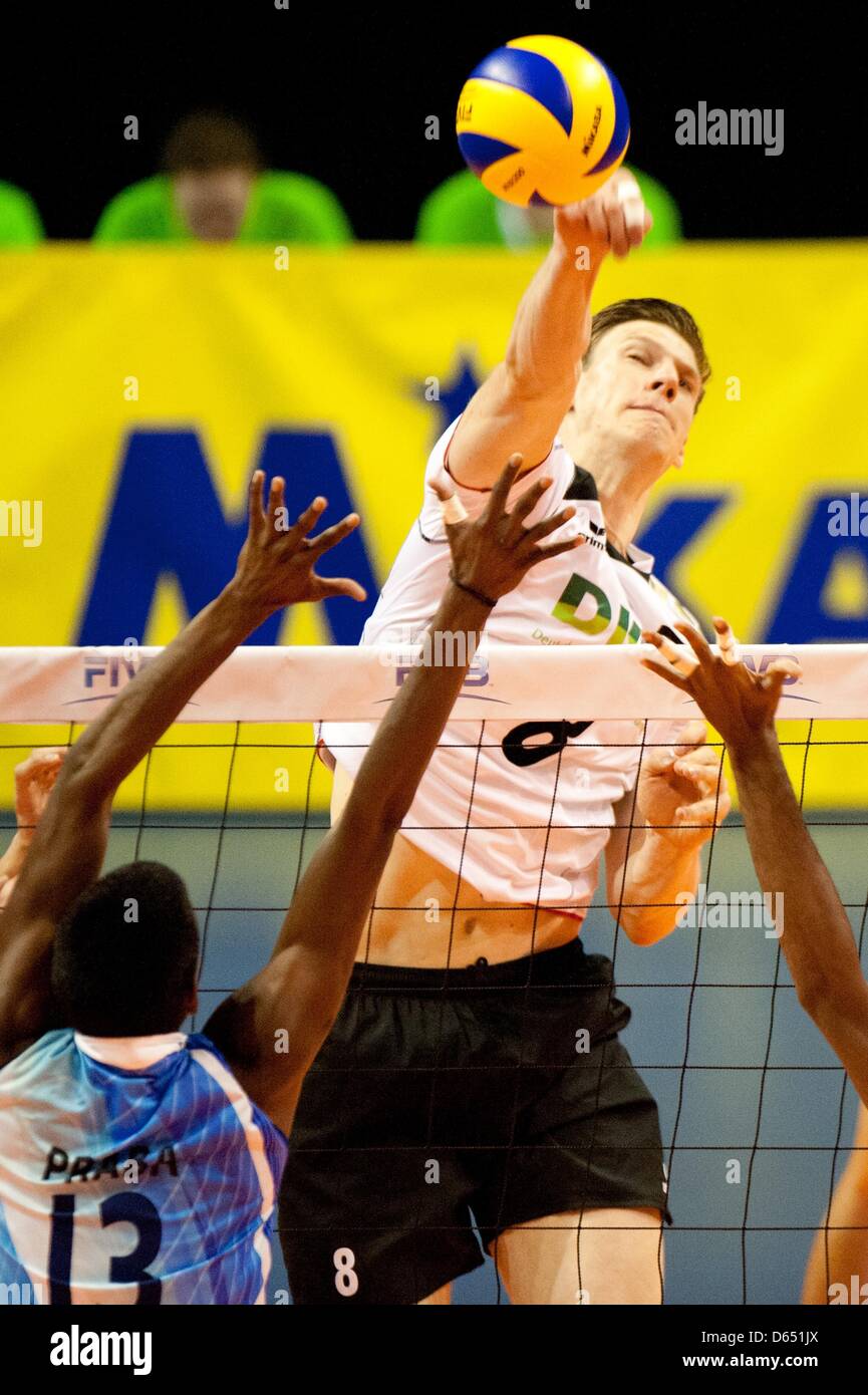 Deutschlands Marcus Boehme (R) führt einen Angriff und Indiens Sinnadhu ...