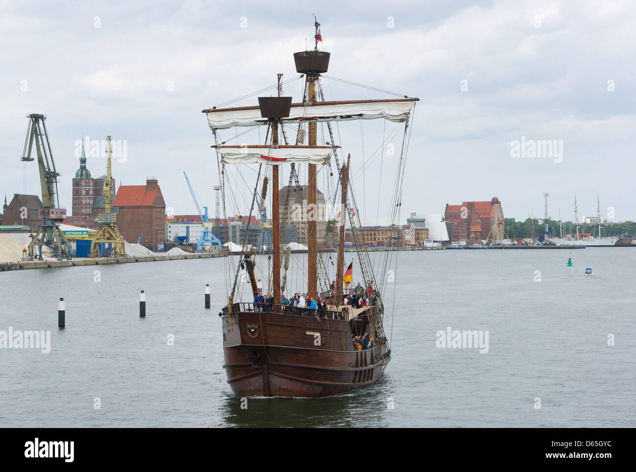 Das Hansa-Schiff "Lisa von Luebeck" segelt durch die Hafen Stralsund ...