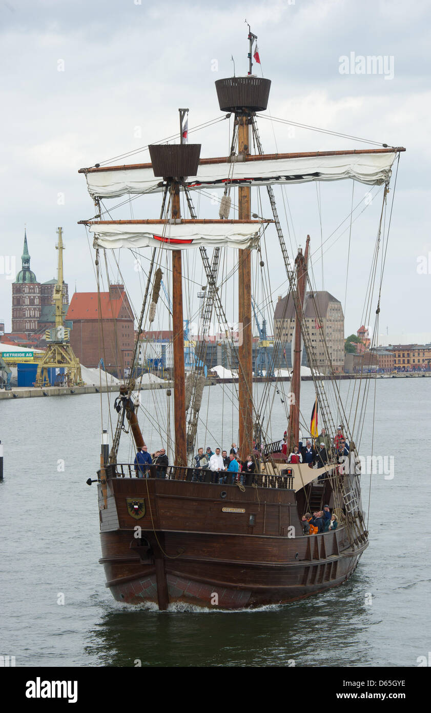 Das Hansa-Schiff "Lisa von Luebeck" segelt durch die Hafen Stralsund ...
