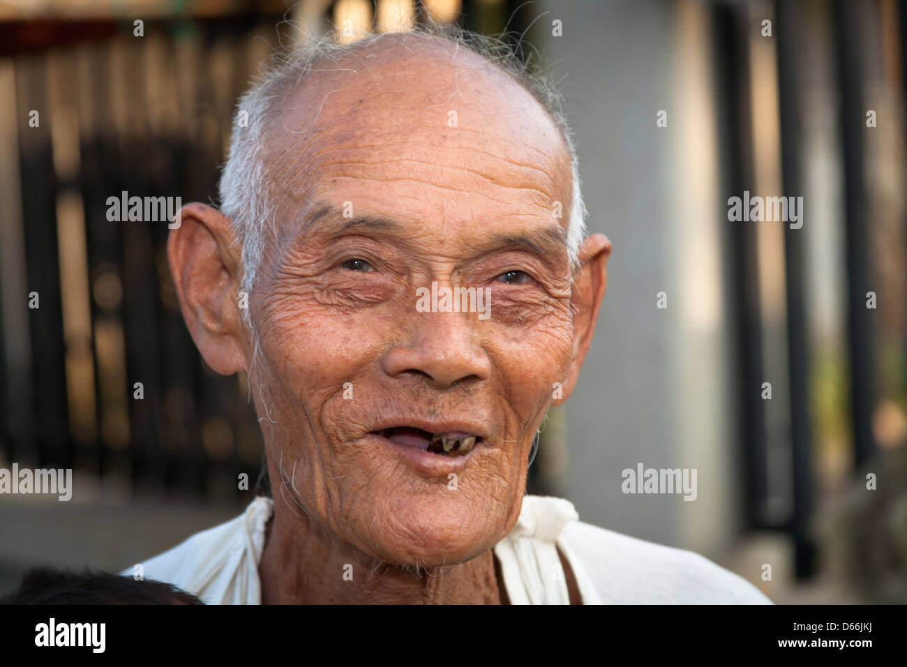 Zahnloser alter mann -Fotos und -Bildmaterial in hoher Auflösung – Alamy