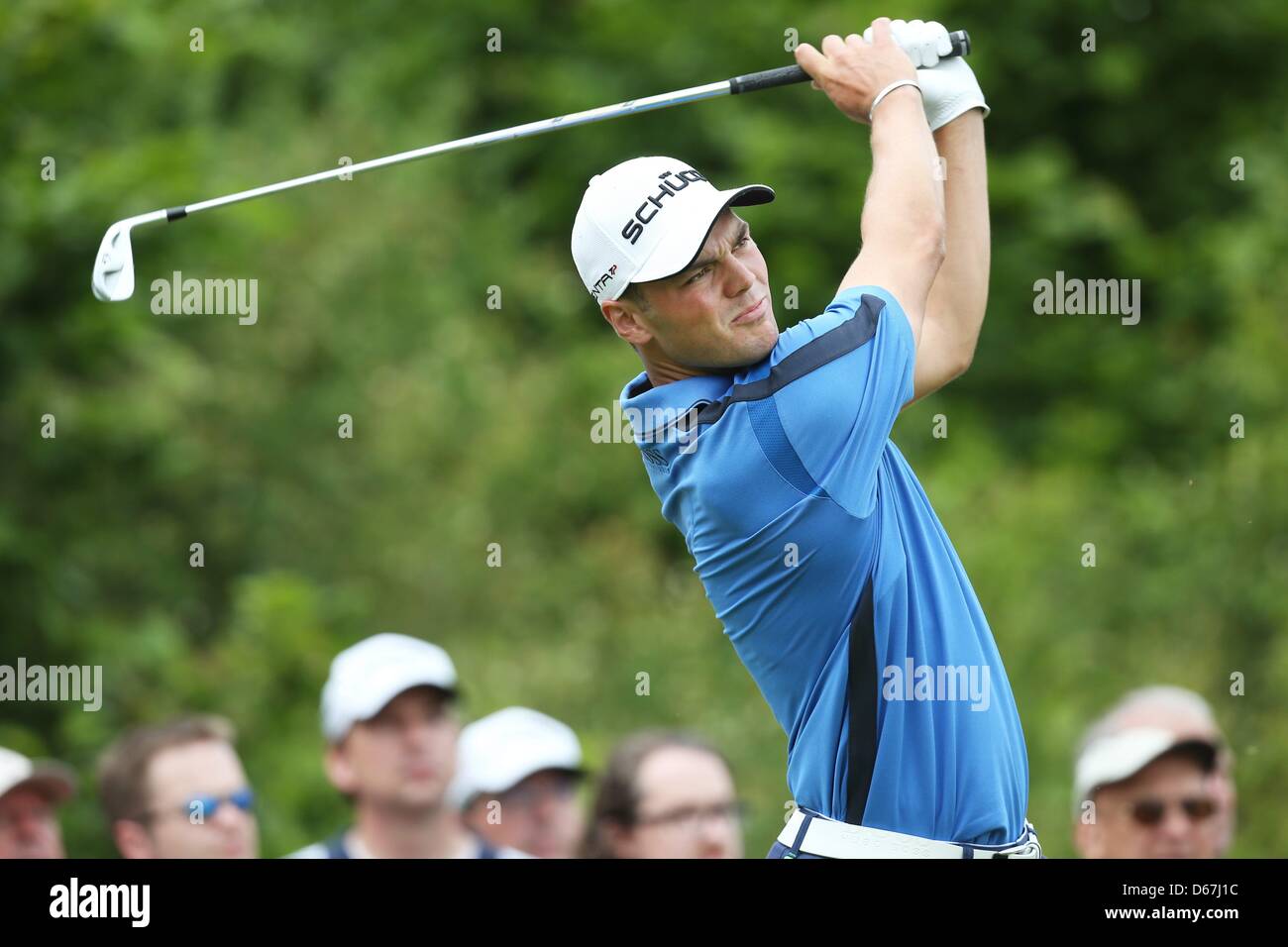 Deutsche Golfer Martin Kaymer schlägt den Ball während der ...