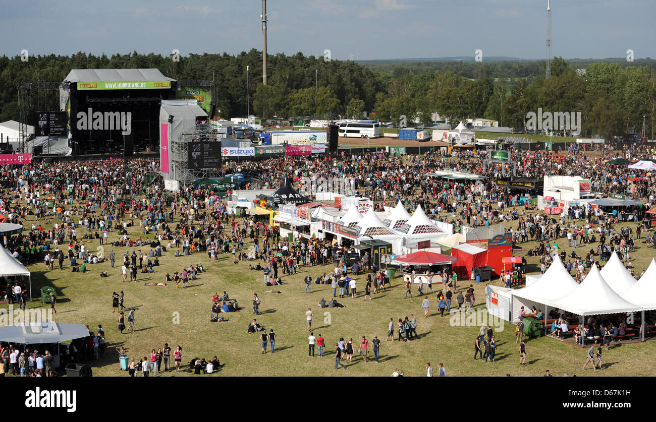 Musik-Fans gehen durch die Räumlichkeiten des Hurricane Festival in ...