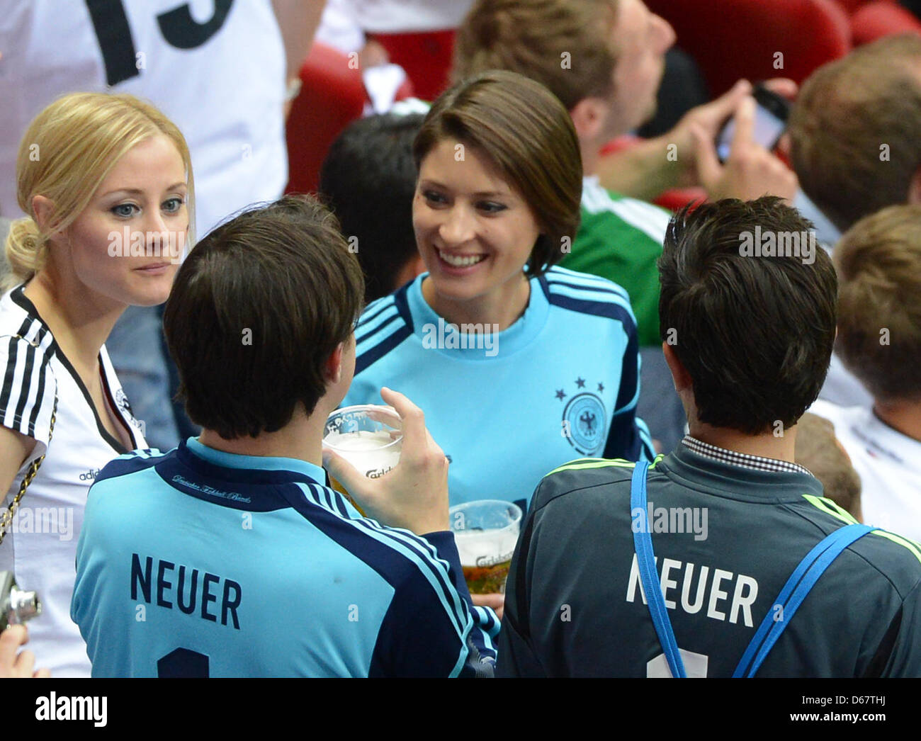 Kathrin Gilch (C), die Freundin von Manuel Neuer, auf dem Stand gesehen ...