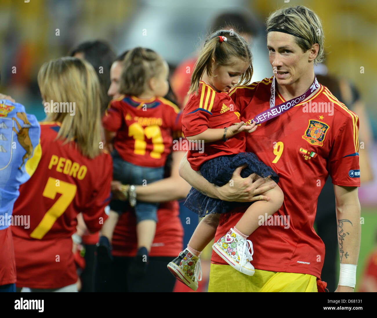 Spaniens Fernando Torres im Gespräch mit Tochter Nora nach die UEFA ...