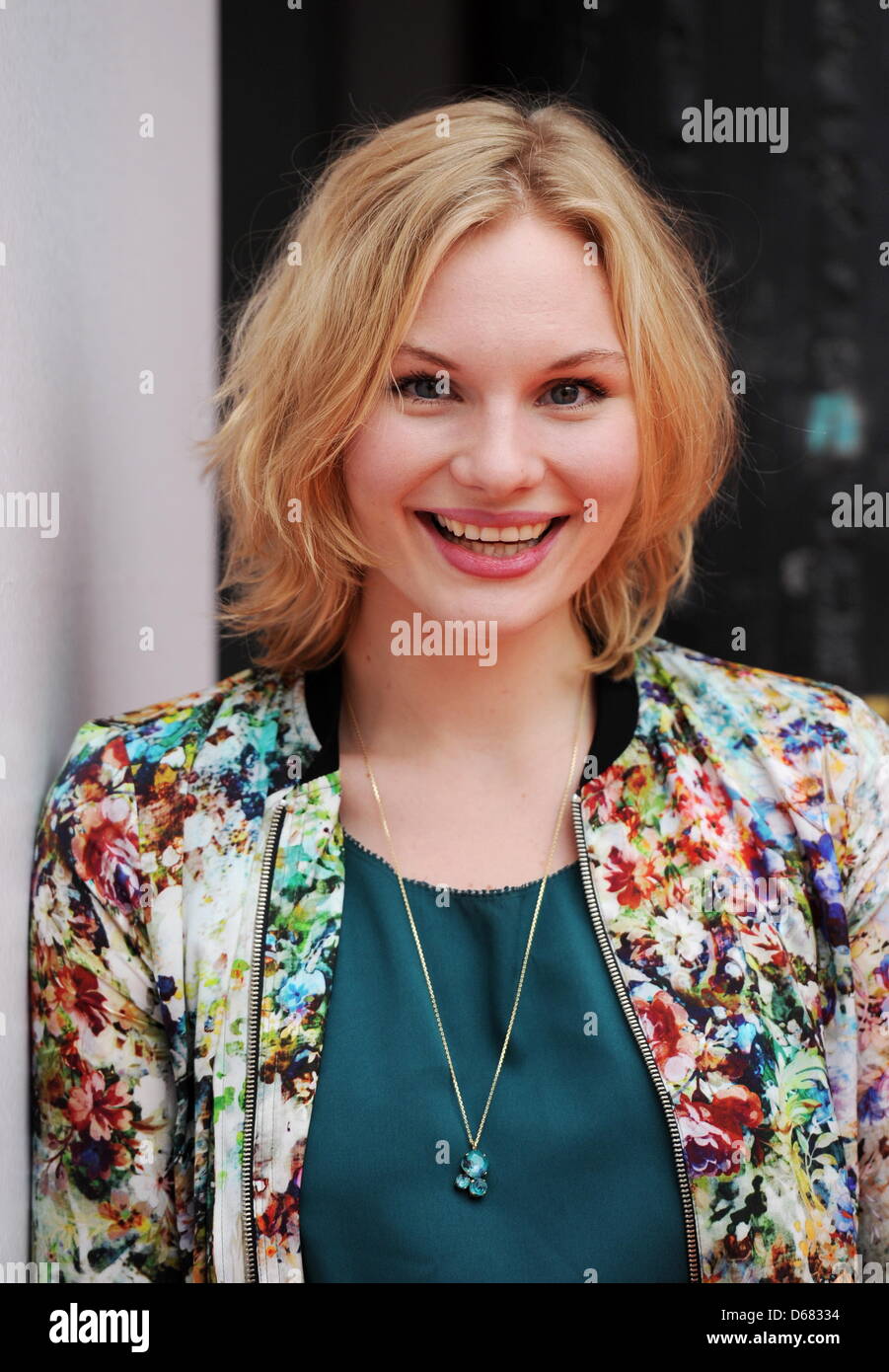 Die Schauspielerin Rosalie Thomass Kommt bin Quantenelektrodynamik (03. ...