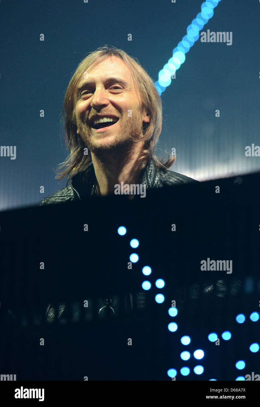 Französischer House-DJ David Guetta führt auf der Bühne der Arena in ...