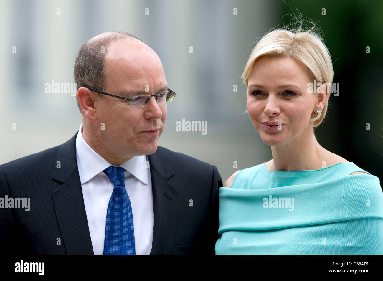 Prinz Albert von Monaco und seine Frau Charlene werden im Garten von ...