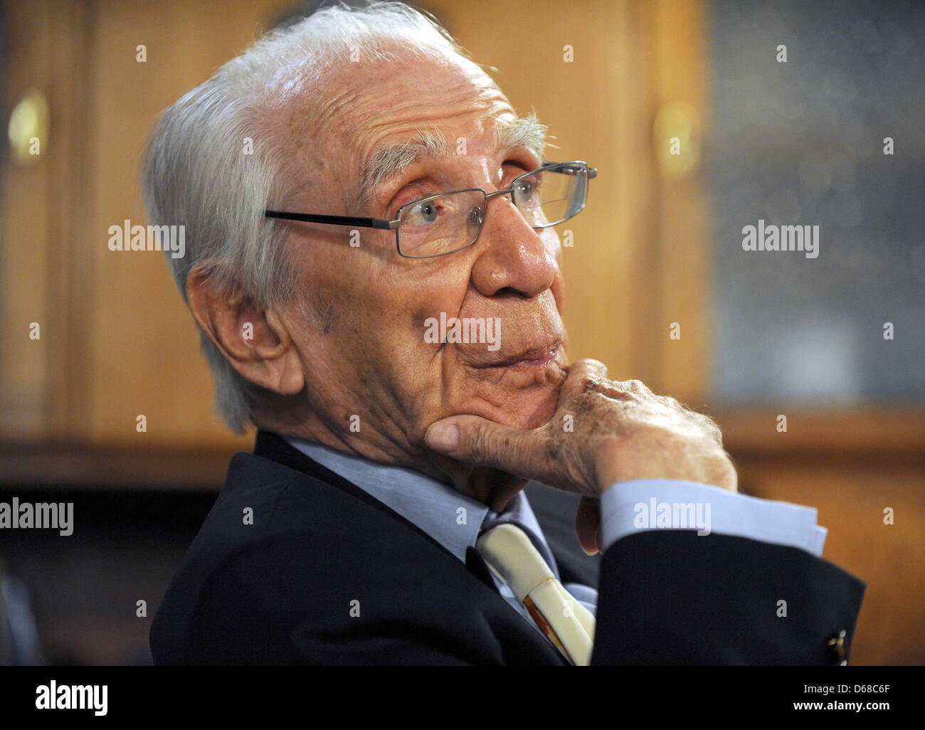 Schweizer Schauspieler Lukas Ammann gibt ein Interview in Baden-Baden ...