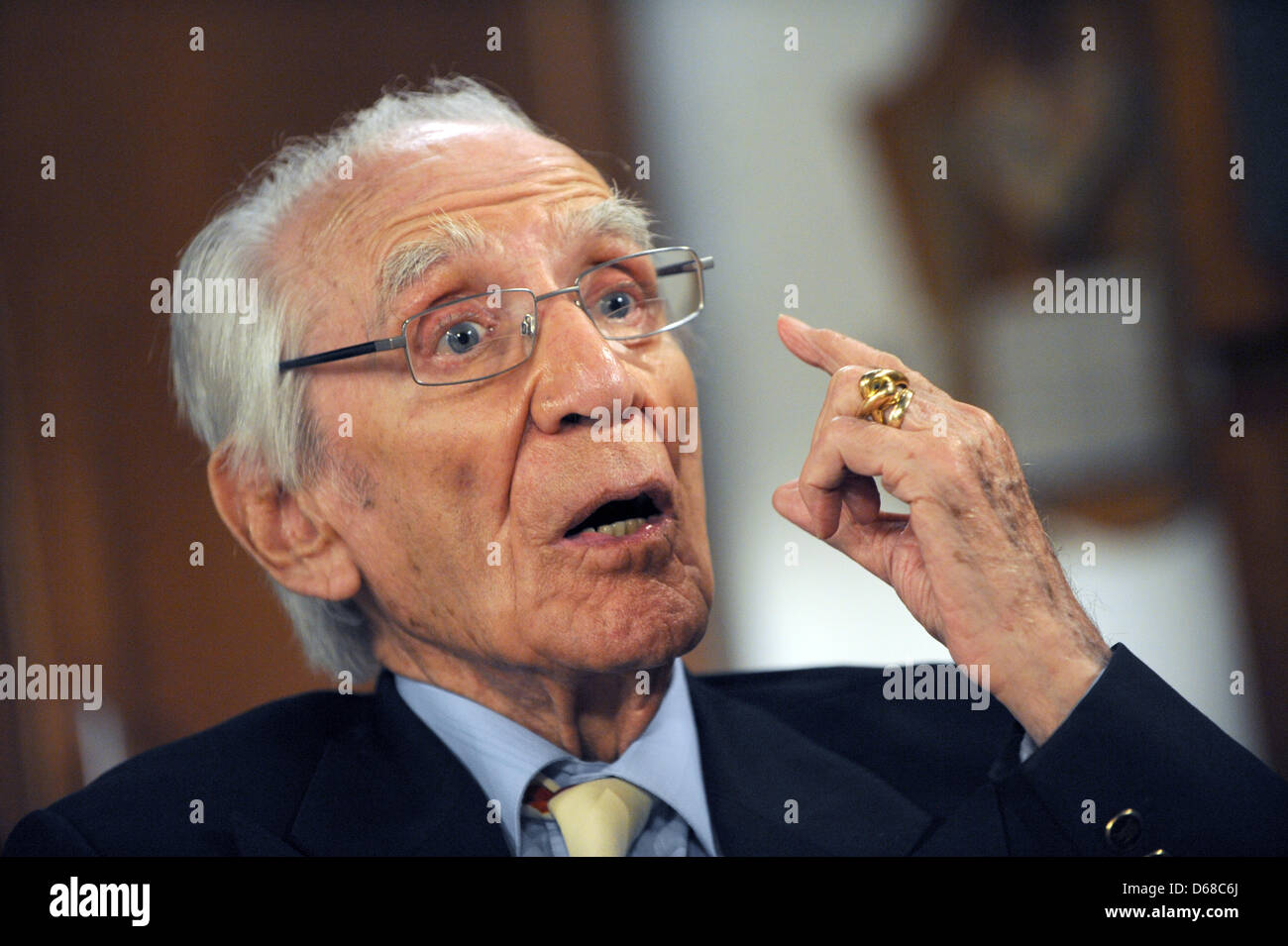 Schweizer Schauspieler Lukas Ammann gibt ein Interview in Baden-Baden ...