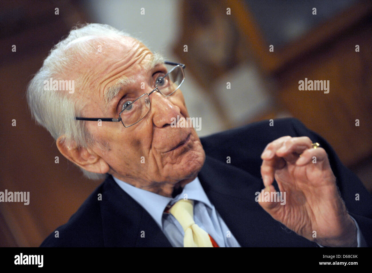 Schweizer Schauspieler Lukas Ammann gibt ein Interview in Baden-Baden ...