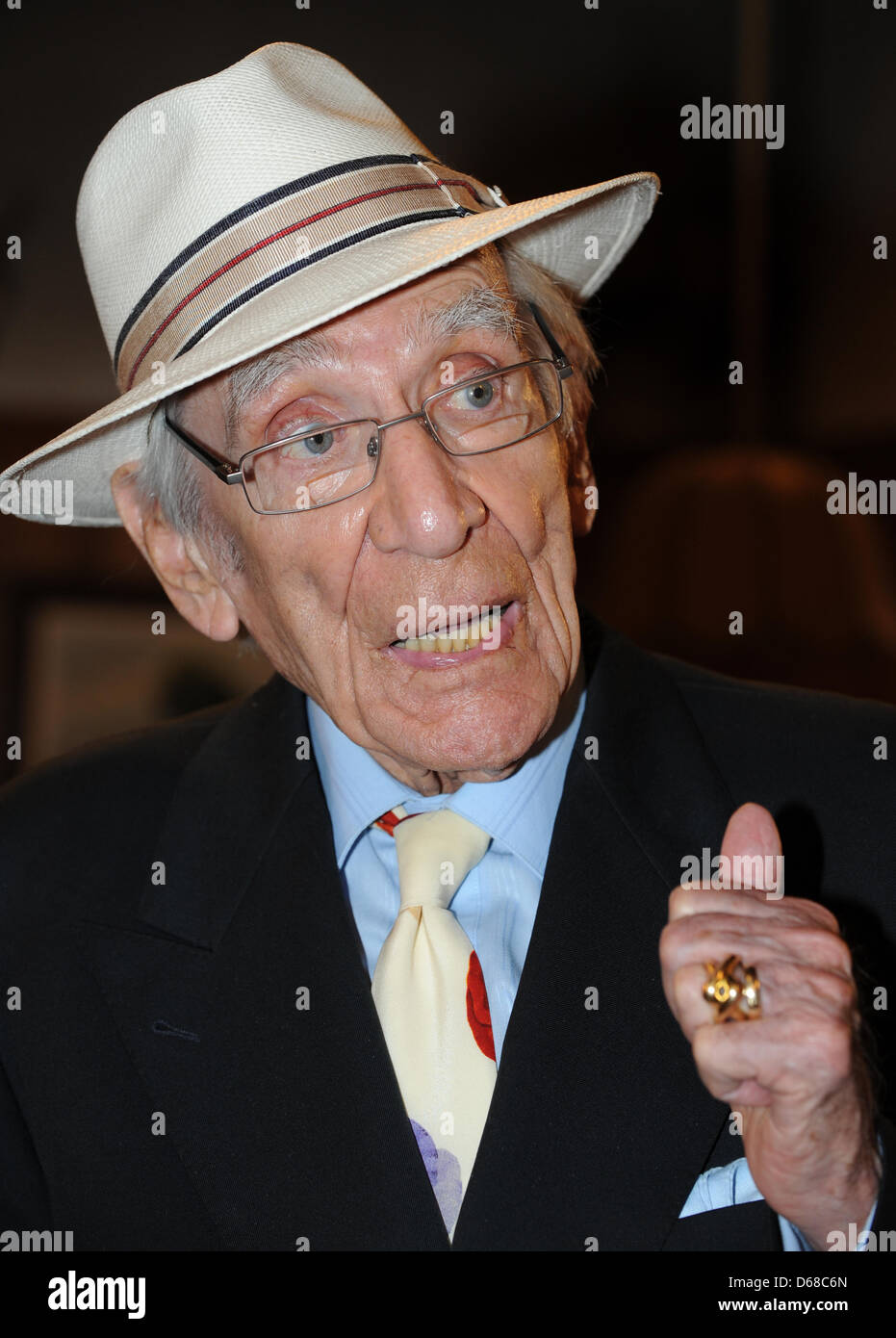 Schweizer Schauspieler Lukas Ammann gibt ein Interview in Baden-Baden ...