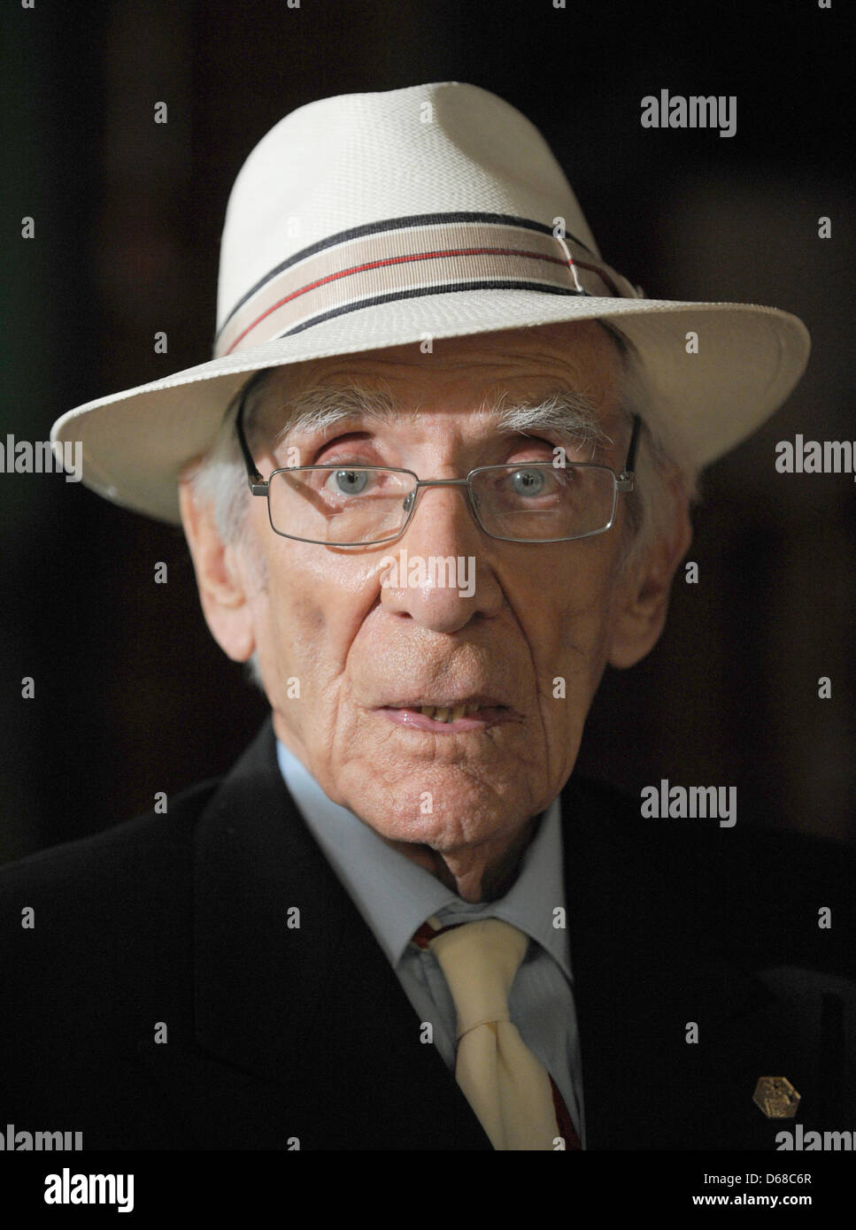 Schweizer Schauspieler Lukas Ammann gibt ein Interview in Baden-Baden ...