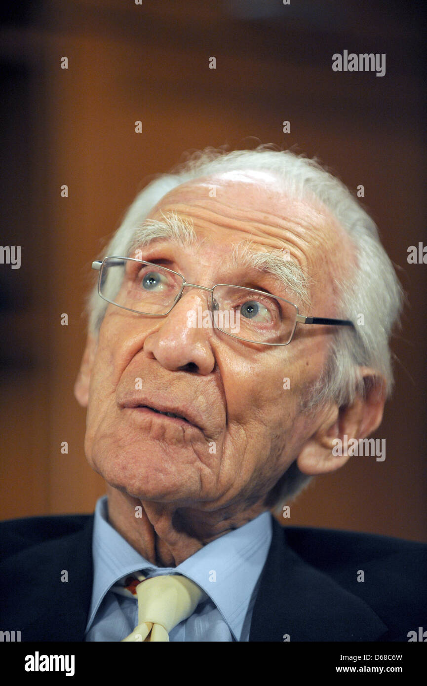 Schweizer Schauspieler Lukas Ammann gibt ein Interview in Baden-Baden ...