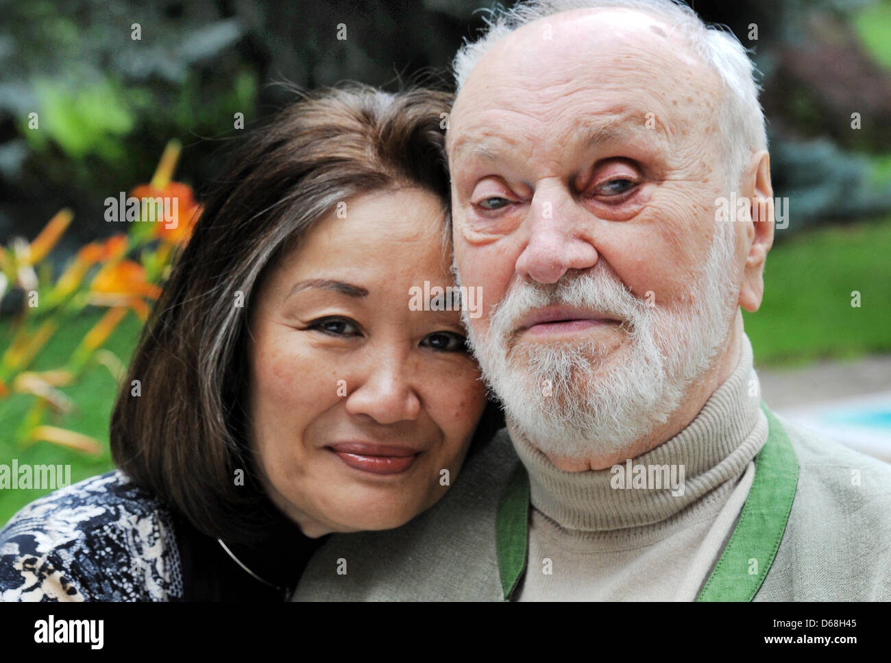 Star-Dirigent Kurt Masur und seine Frau Sopranistin Tomoko Masur stehen ...