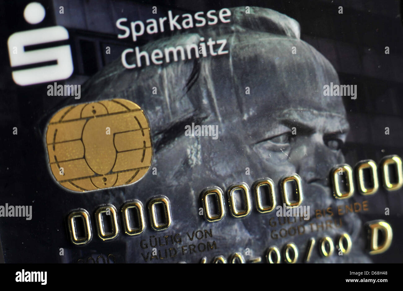 Die Karl-Marx-Monument ist auf einer Kreditkarte Sparkasse in Chemnitz ...