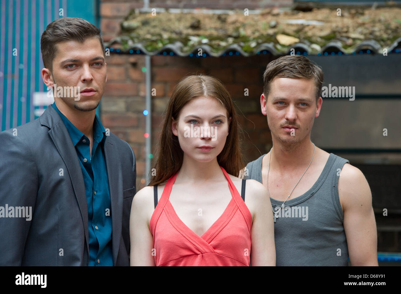 Schauspieler Simon Kirsch (L), Nora von Waldstaetten und Tom Schilling stellen während der ...