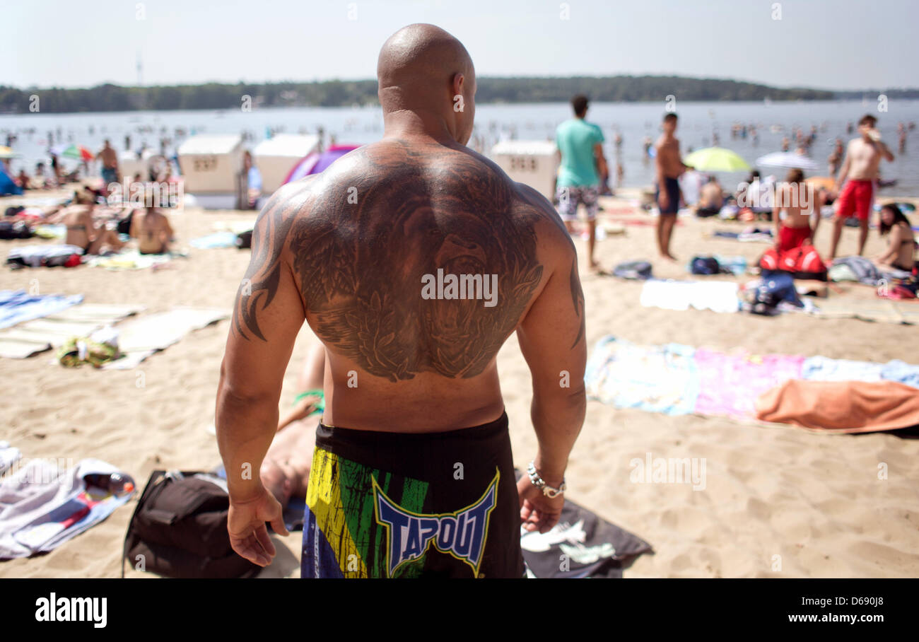 Bodybuilderin Svenja ist den Strand am Strandbad Wannsee mit warmen ...