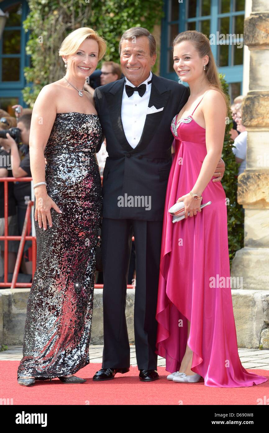 Wolfgang Grupp, Chief Executive der Textilhersteller Trigema, seine Frau Elisabeth (L) und seine ...