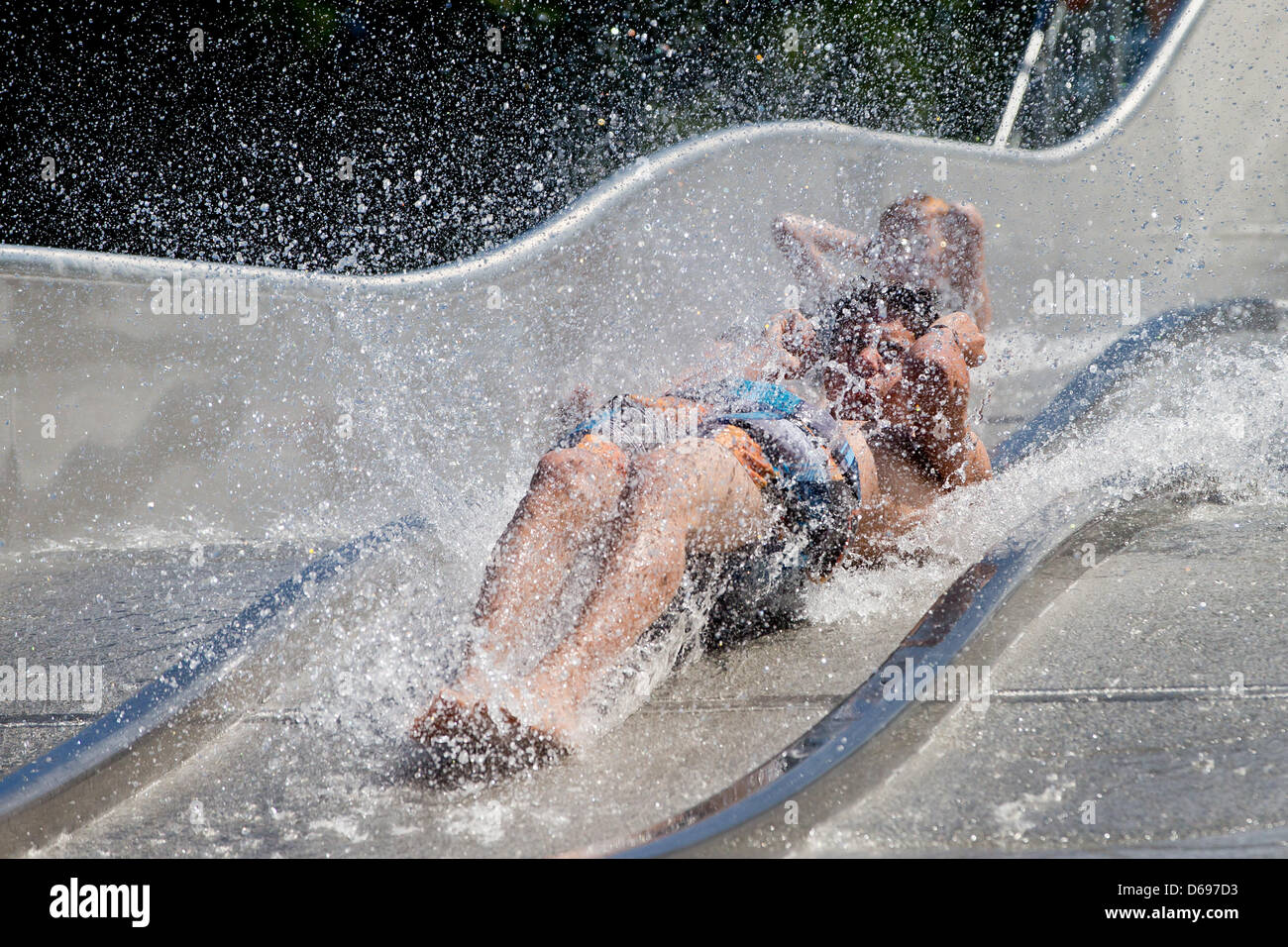 Junge Menschen Rutschen Wasserrutsche in ein Pool im Freien in Nürnberg ...