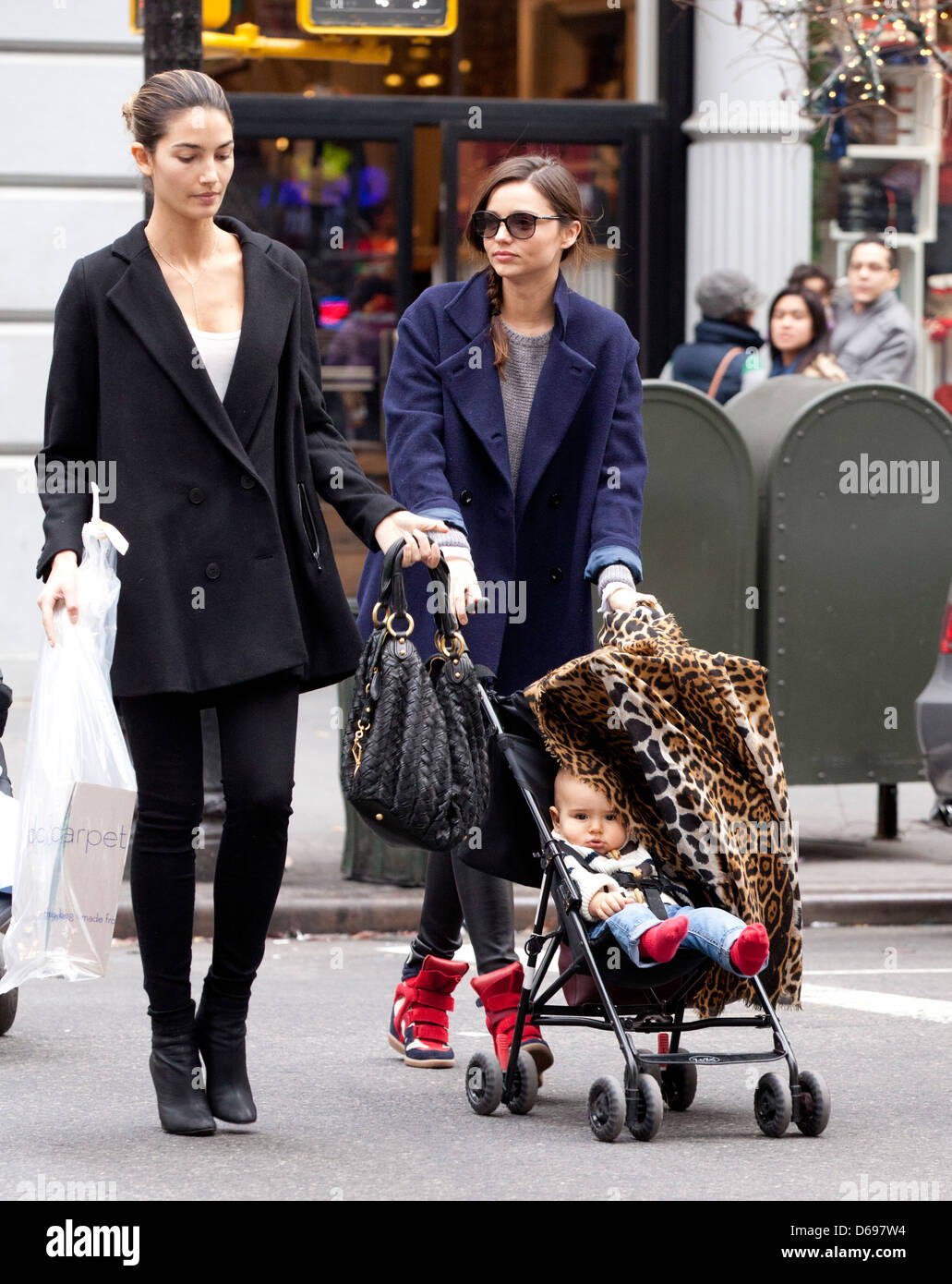 Lily Aldridge, Miranda Kerr, Flynn Bloom Miranda Kerr sieht man ...