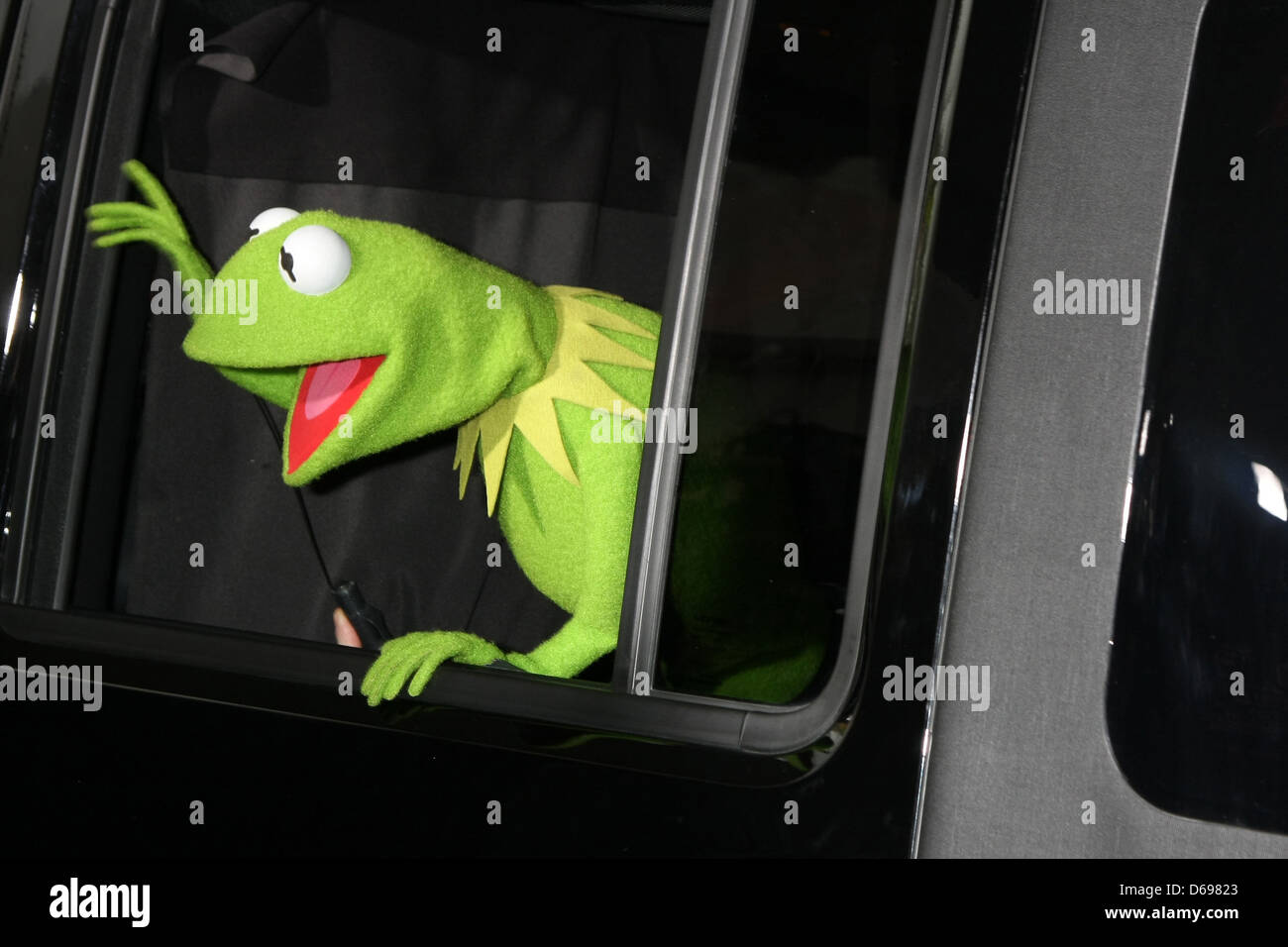 Kermit der Frosch die Premiere von Walt Disney Pictures "The Muppets ...