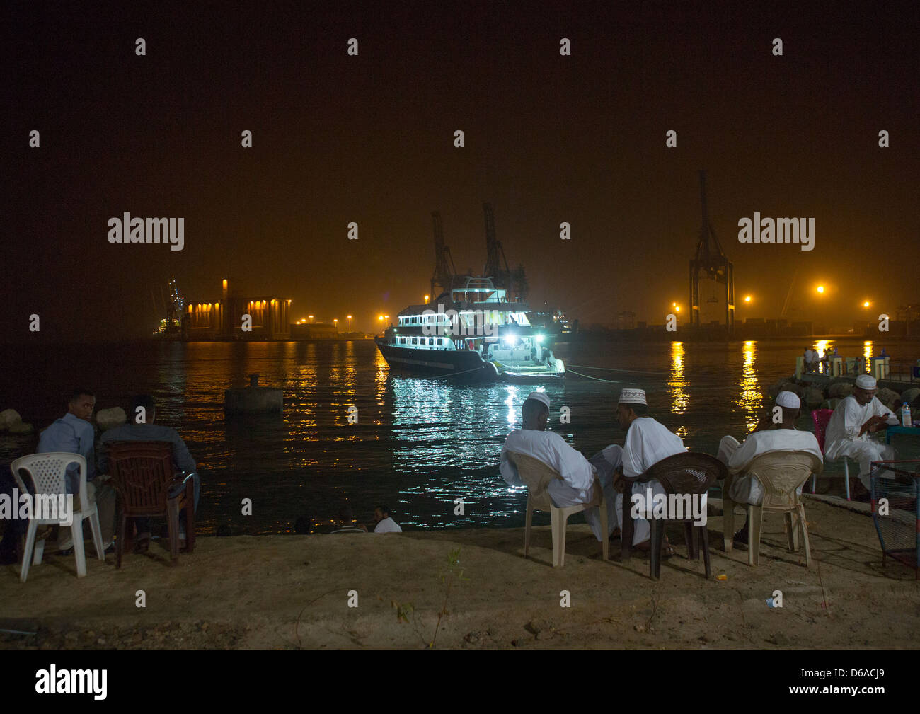 Menschen Essen In einem Restaurant an der Corniche, Port Sudan, Sudan ...