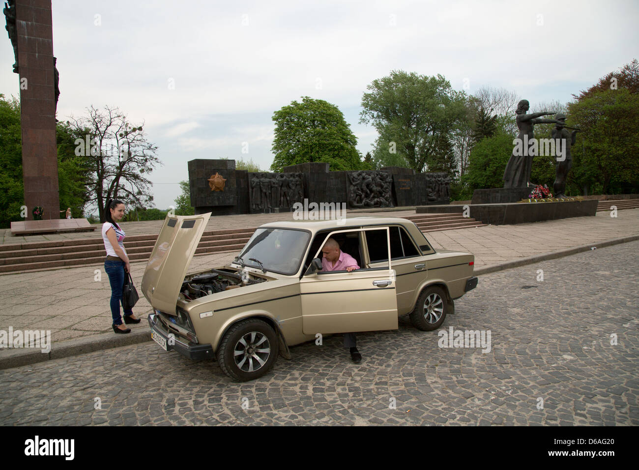Lviv, Ukraine, verschraubt auf seinem goldenen jungen Mann Lada ...