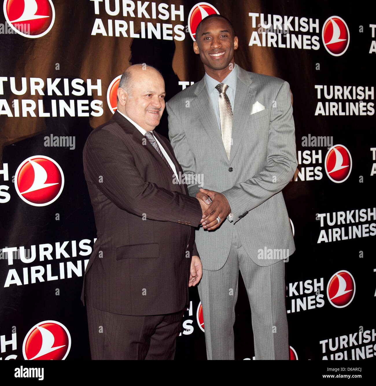 Hamdi Topcu und Kobe Bryant Kobe Bryant und Turkish Airlines Red Carpet ...