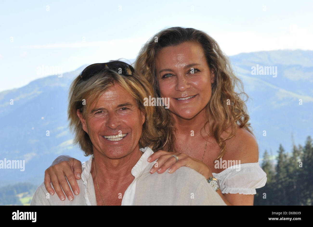 Hansi Hinterseer stellt mit seiner Frau Ramona während der Präsentation ... Hansi Hinterseer stellt mit seiner Frau Ramona während der Präsentation ...
