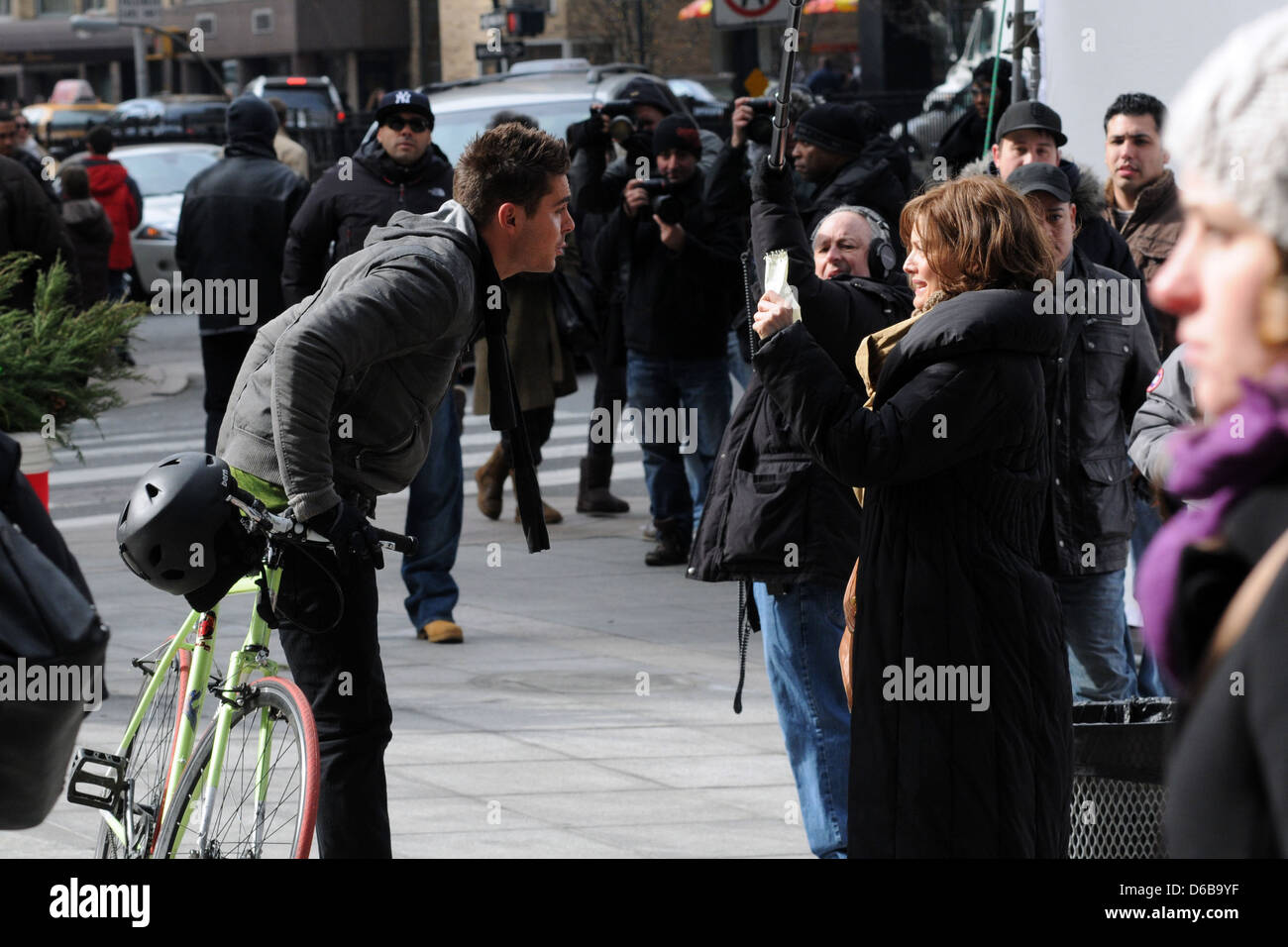 Zac Efron und Michelle Pfeiffer am Set ihres neuen Films "Silvester ...