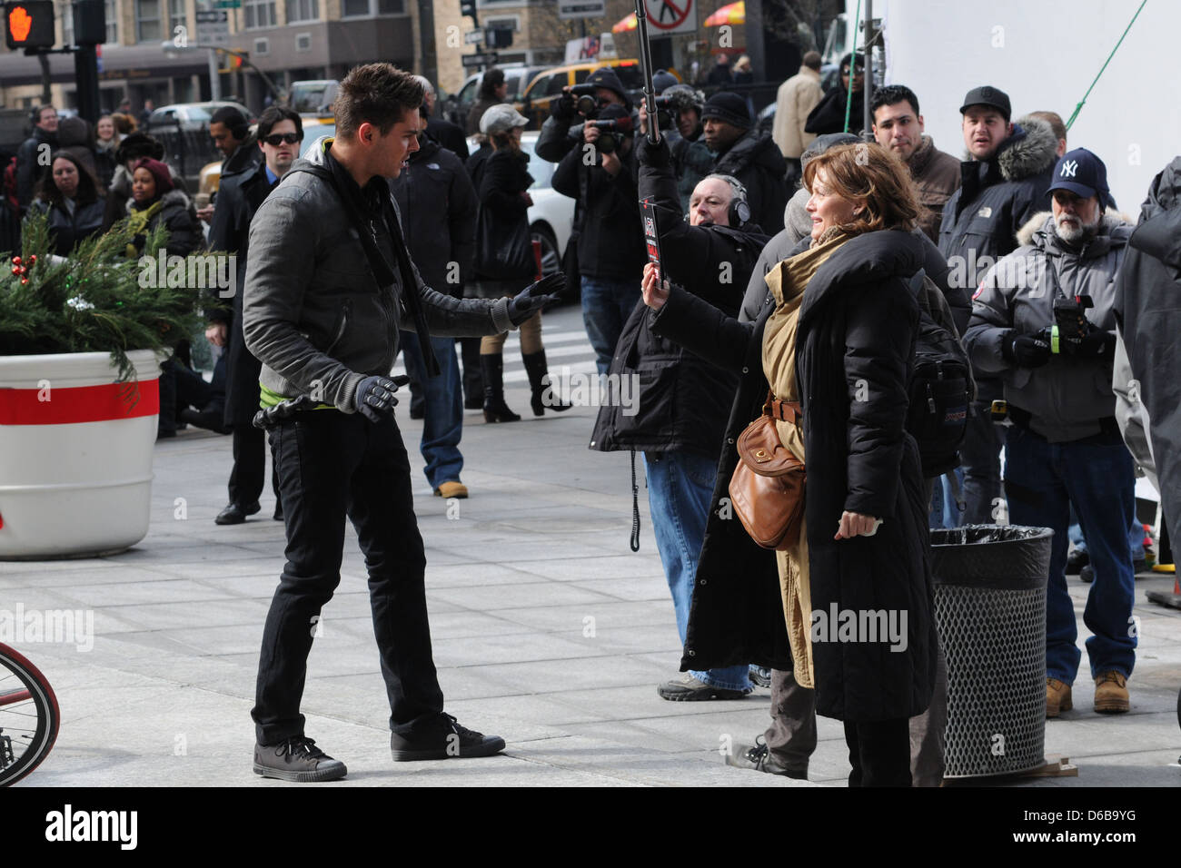 Zac Efron und Michelle Pfeiffer am Set ihres neuen Films "Silvester ...