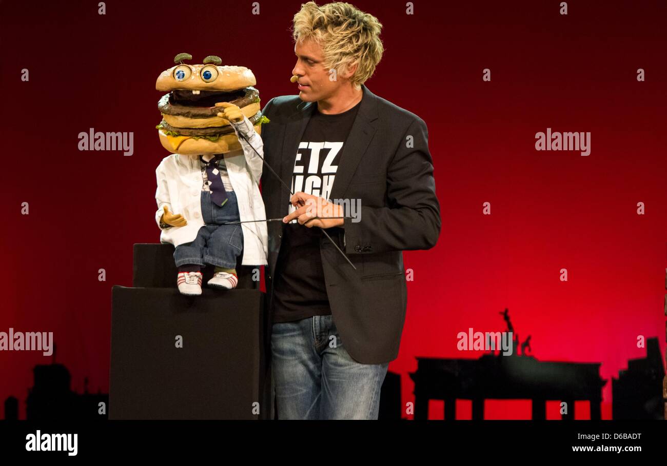 Bauchredner Sascha Grammel führt seine Show "Hetz mich Nicht" (Don't ...