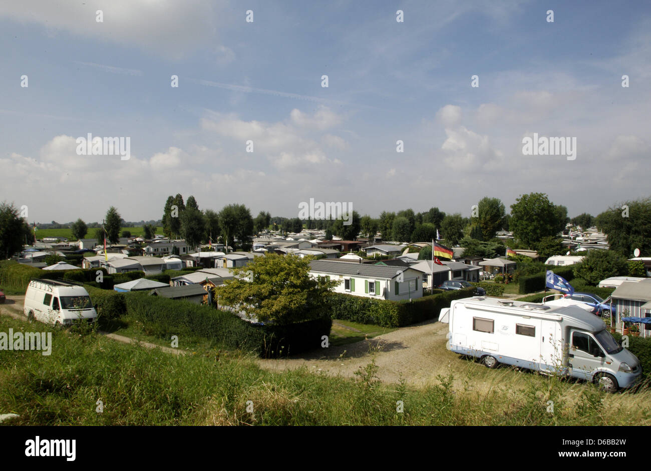 Wohnmobile stehen auf dem Gelände des Campingplatzes auf der Grav-Insel ...