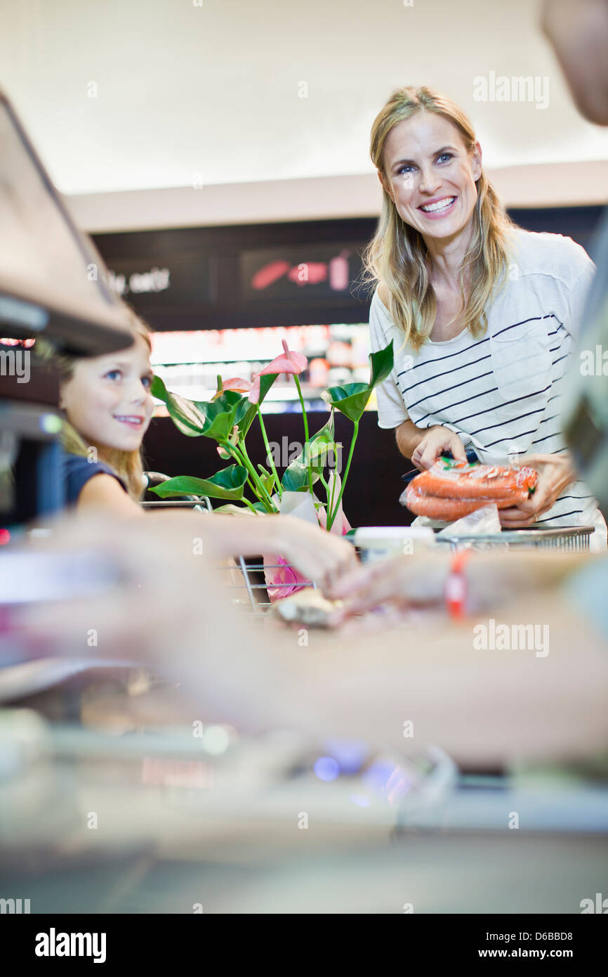Mutter lebensmittel einkaufen -Fotos und -Bildmaterial in hoher ...