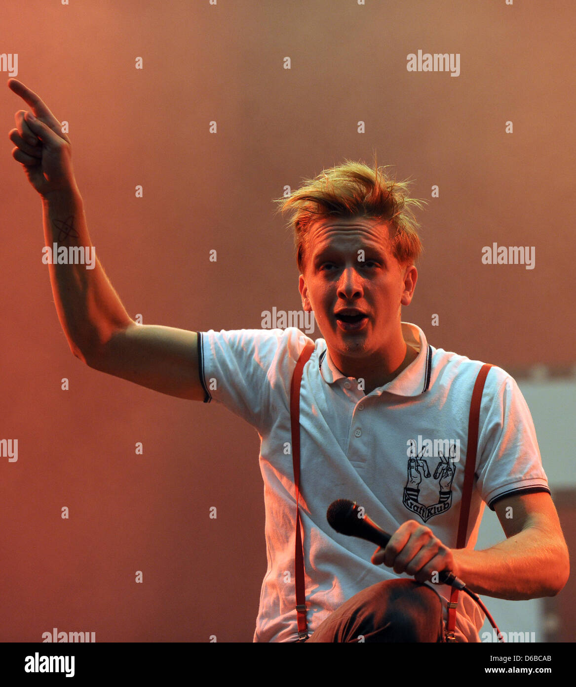 Sänger Felix Brummer der deutschen Band Kraftklub führt auf der Bühne ...