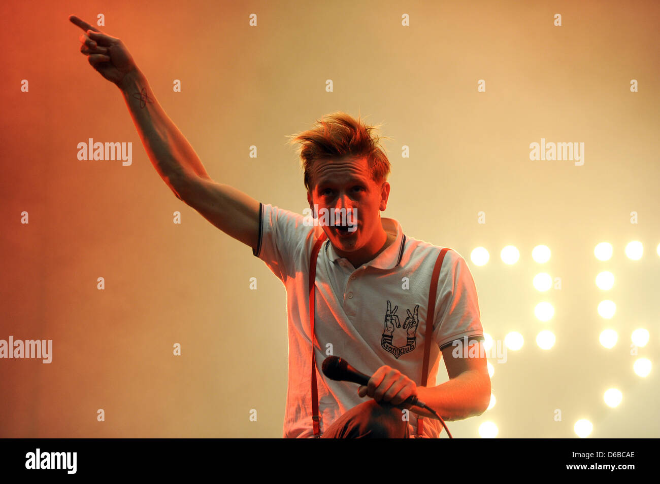 Sänger Felix Brummer der deutschen Band Kraftklub führt auf der Bühne ...