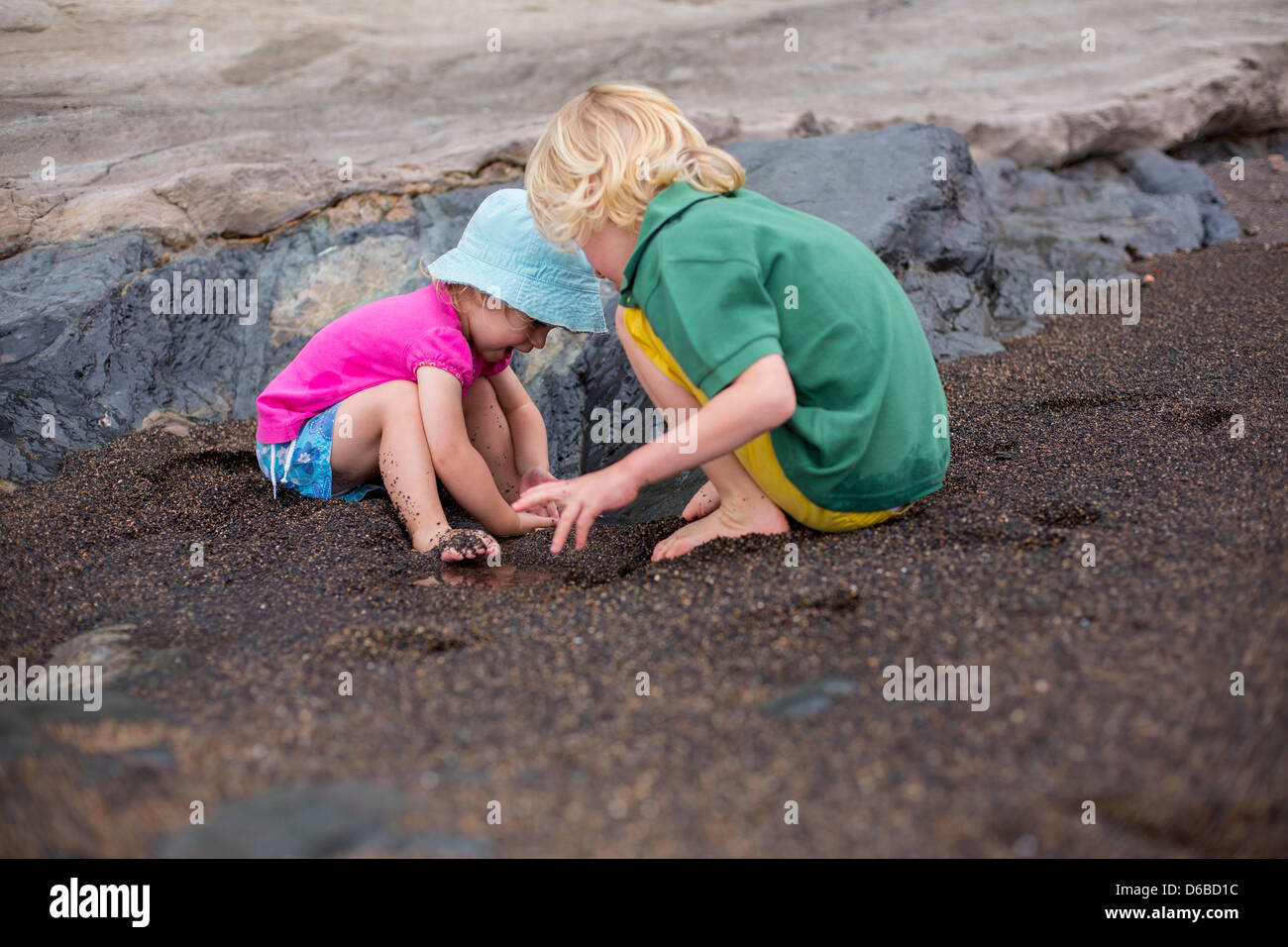 Kinder die in der natur spielen -Fotos und -Bildmaterial in hoher ...