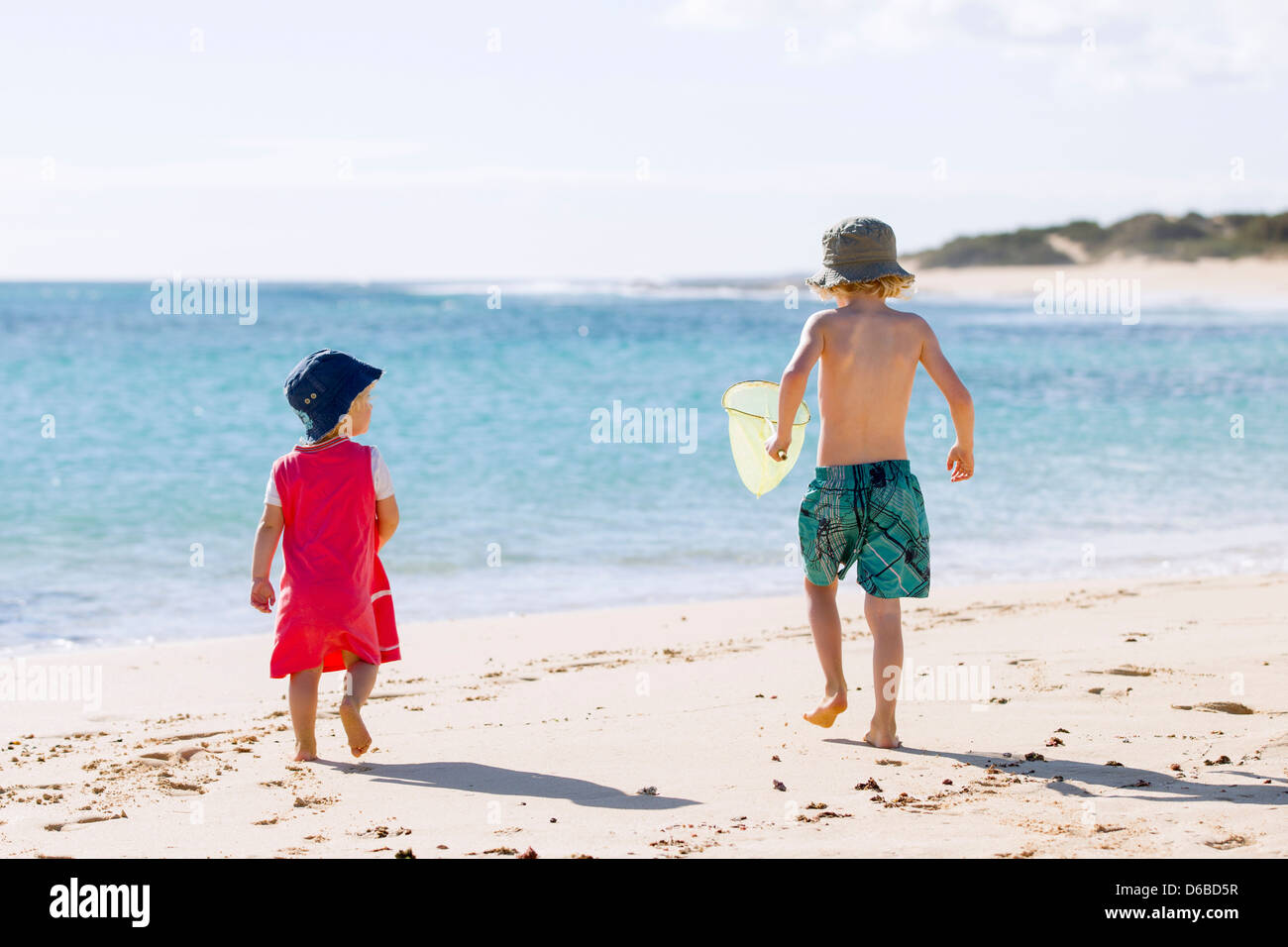 Children playing in the sand -Fotos und -Bildmaterial in hoher ...