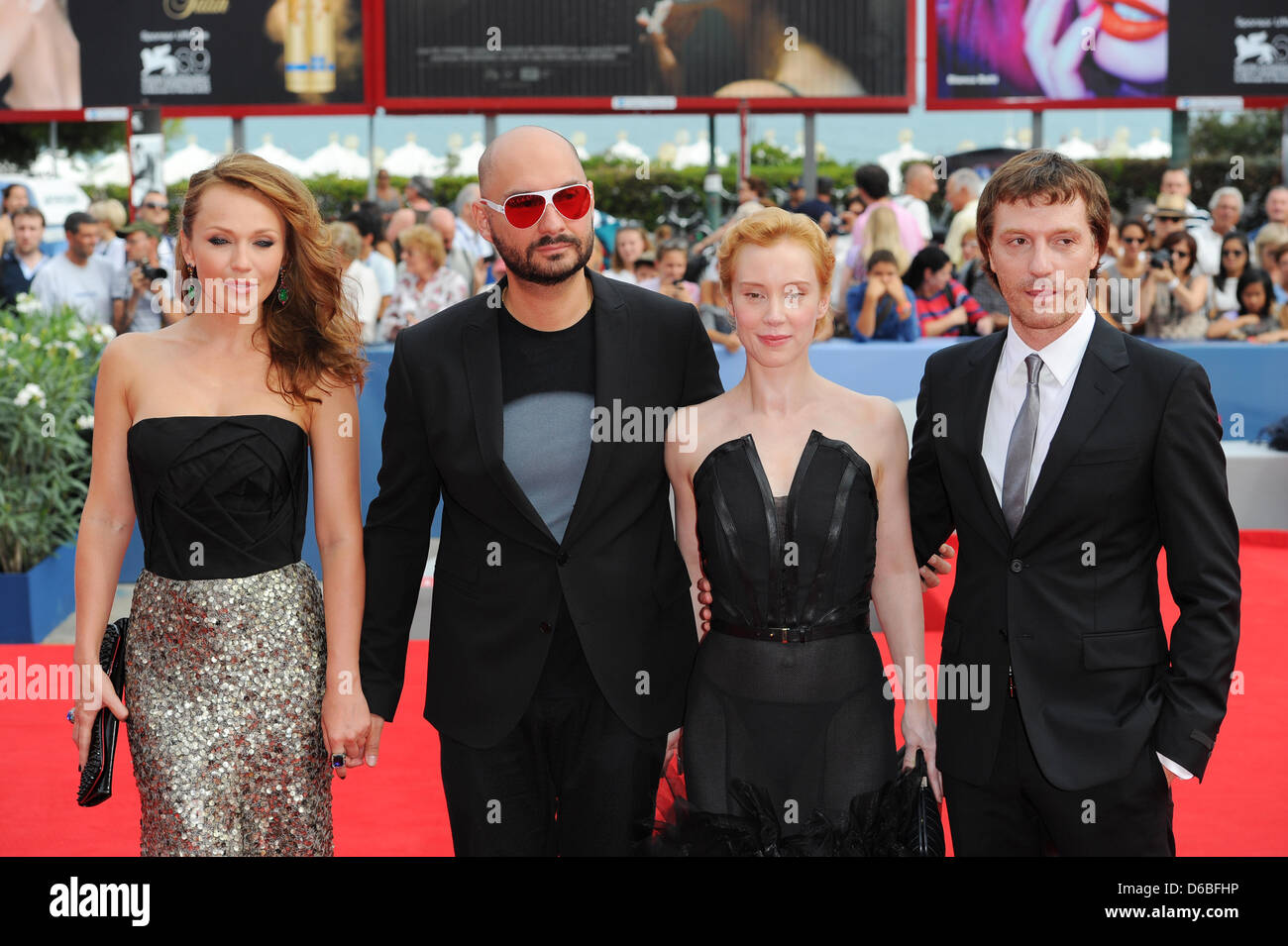 Russische Schauspielerin und Sängerin Albina Dzhanabaeva (L-R ...