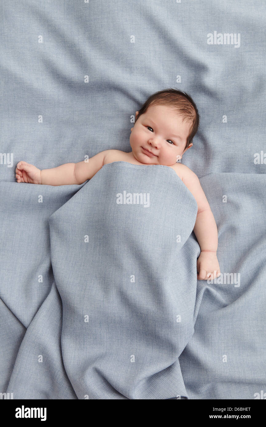 Baby Junge im Bett Stockfotografie - Alamy