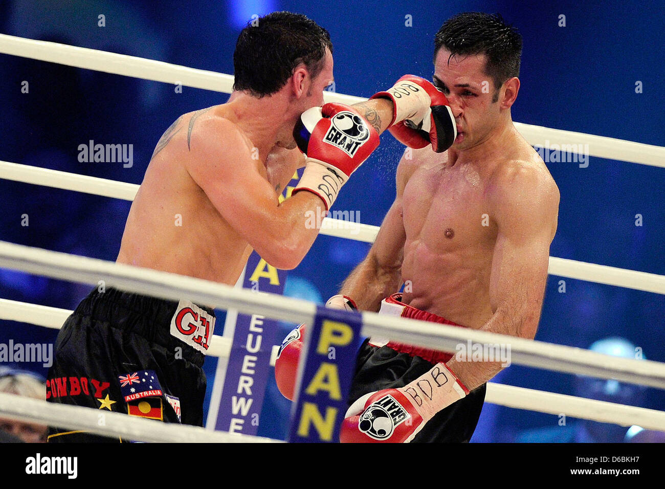 Deutscher Boxer Felix Sturm (R) und australischer Boxer und IBF und WBA ...