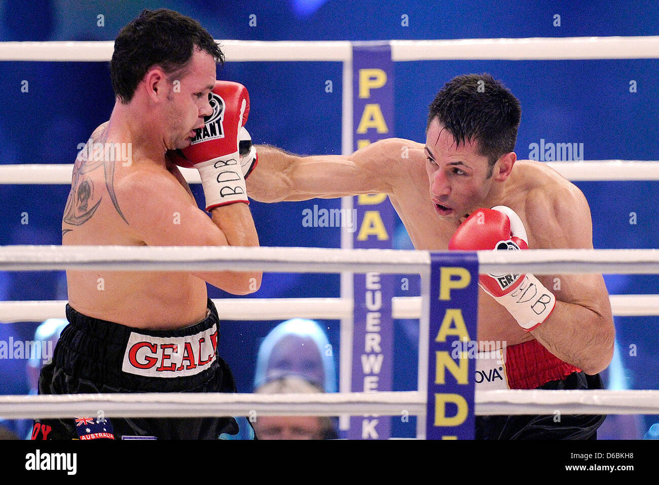 Deutscher Boxer Felix Sturm (R) und australischer Boxer und IBF und WBA ...
