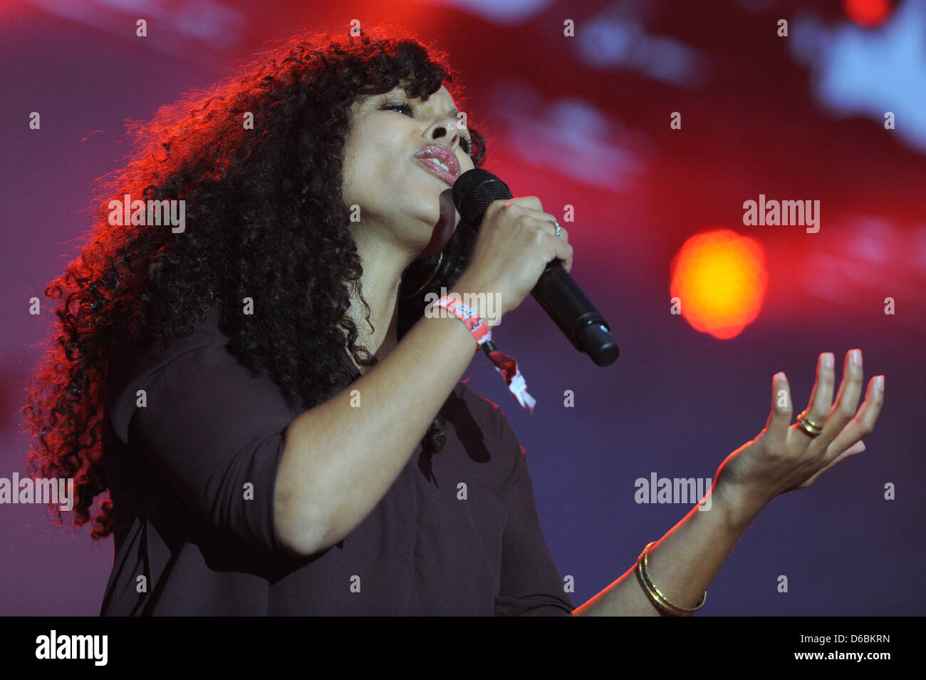 Deutsche Sängerin Joy Denalane führt während des Musikfestivals ...