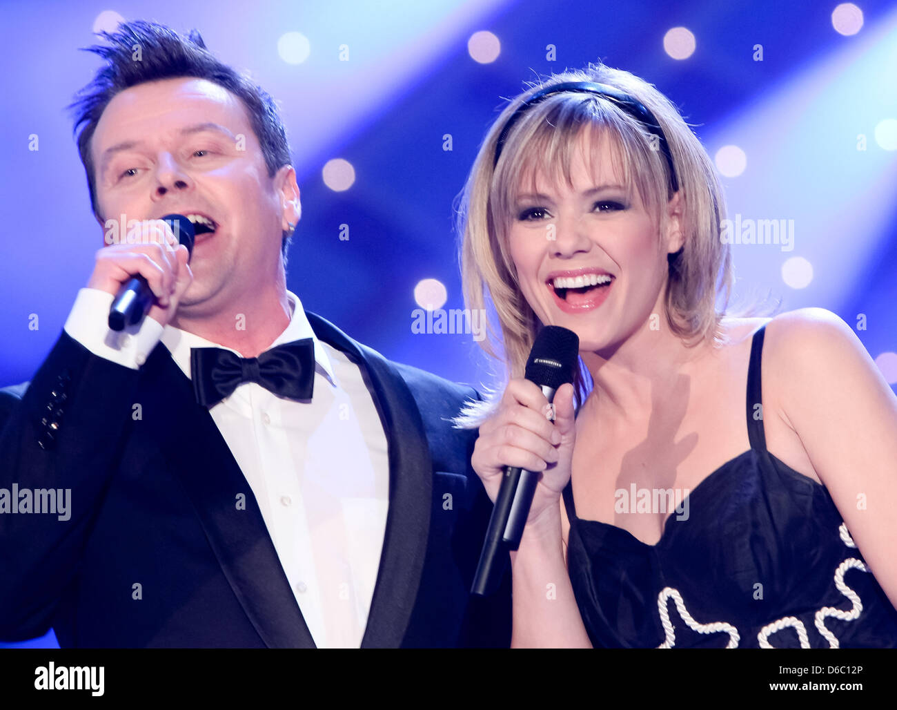 Schweizer singen paar Francine Jordi und Florian Ast durchführen ...